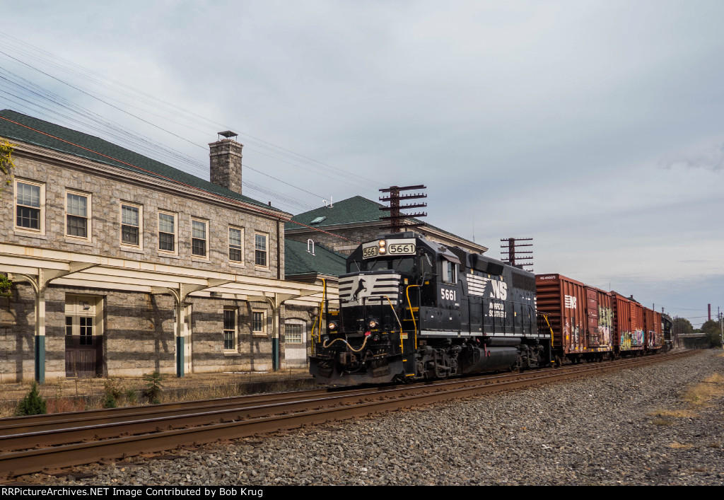 NS 5661 / wesbound local move at Pottstown station